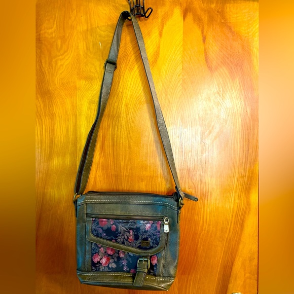boc | Bags | Ladies Boc Crossbody Green Purse With Long Adjustable ...